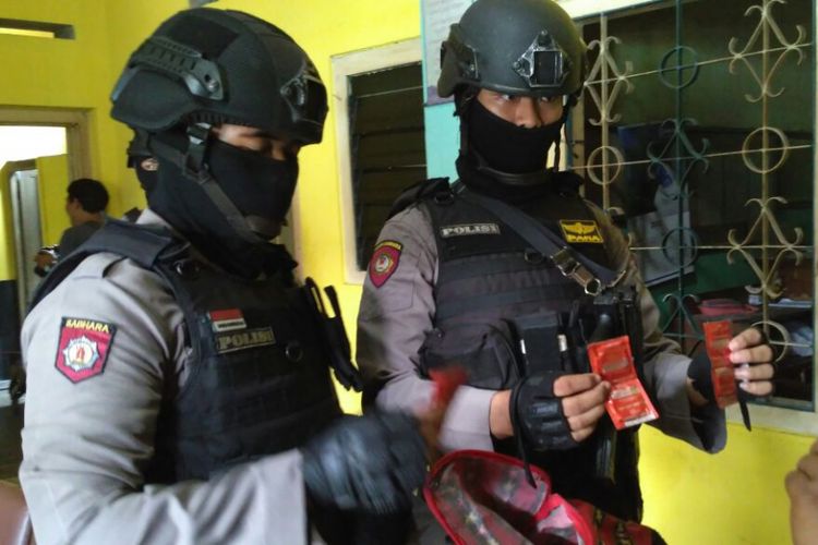 Operasi Jelang Natal, Polisi Amankan Puluhan Kondom, Belasan PSK dan ... Operasi Jelang Natal, Polisi Amankan Puluhan Kondom, Belasan PSK dan ...